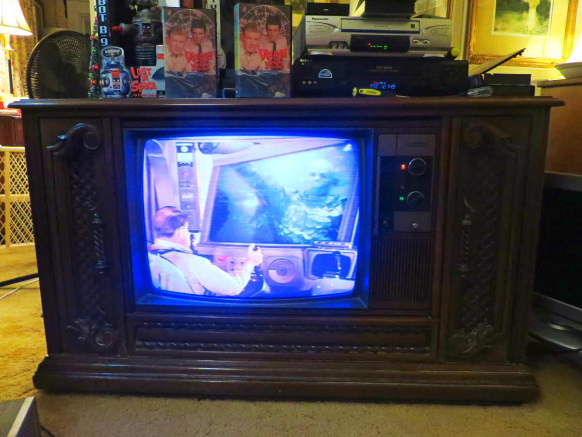 Quasar Color Console Television Model Wl9439sp, and Other Vintage ...