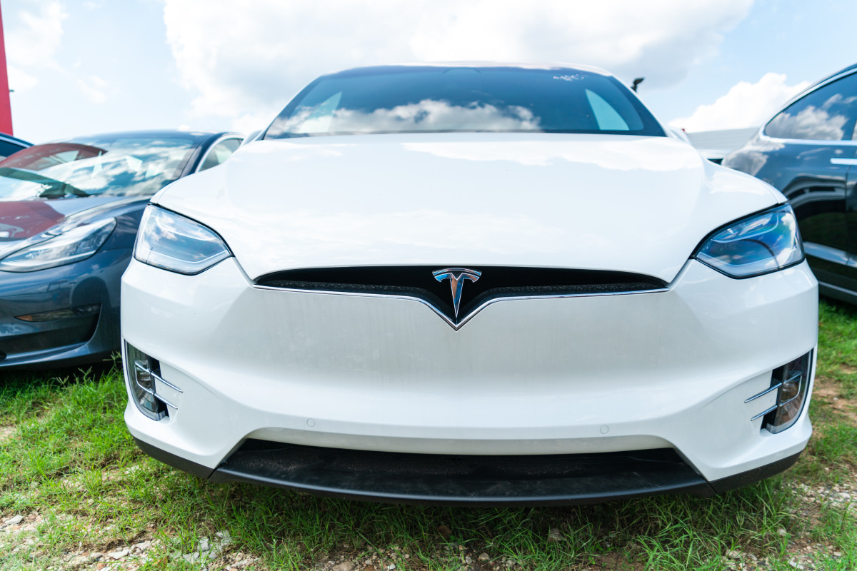 Man Tests What Tesla Sounds Like Driving on Grass and It’s Eerily Quiet ...