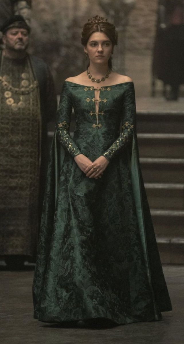 Alicent Hightower’s 7 Best Costumes From Season 1 of “House of the Dragon” - HubPages