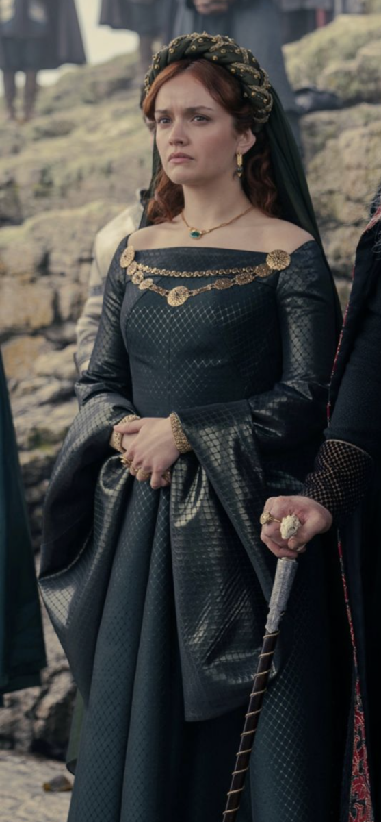 Alicent Hightower’s 7 Best Costumes From Season 1 of “House of the Dragon” - HubPages