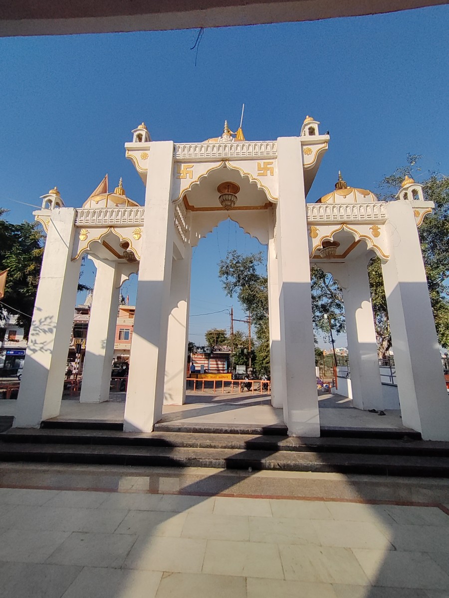 "Ashta Mukha Lingam" or Shiva Linga With 8 Faces in the Pashupatinath ...