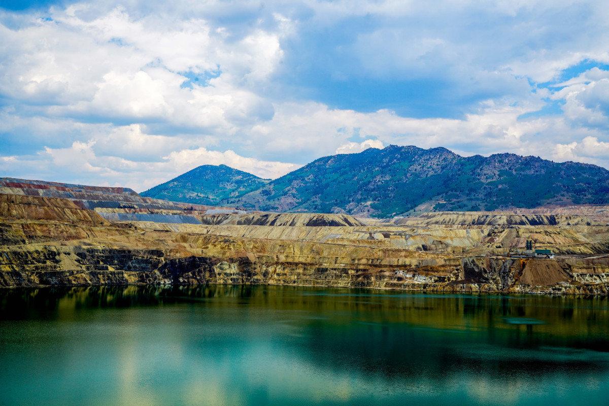 Oddly Beautiful Montana Lake Has the Most Ominous Name - WanderWisdom News