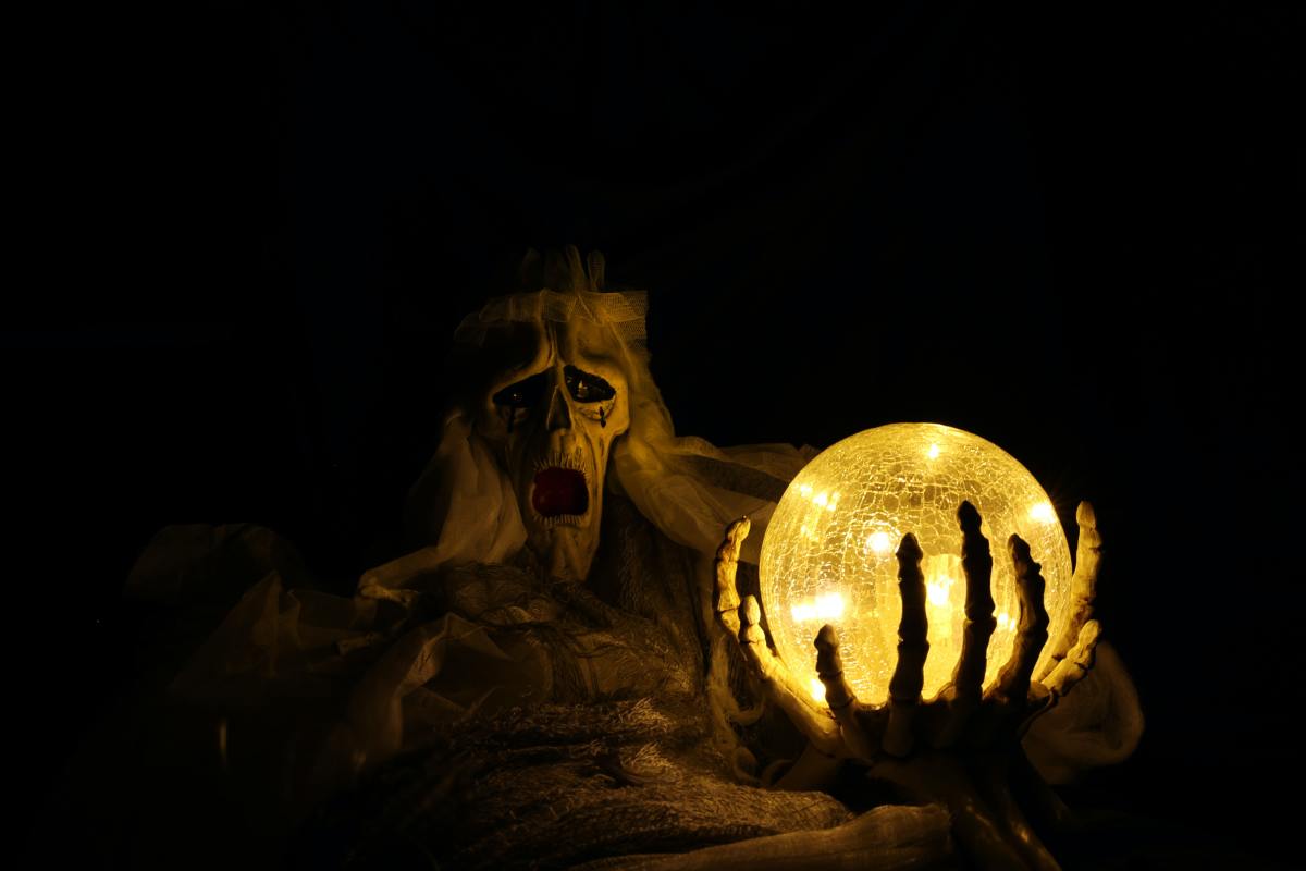 Psychic Explains What Happened After Ghosts Realized She Could See Them ...