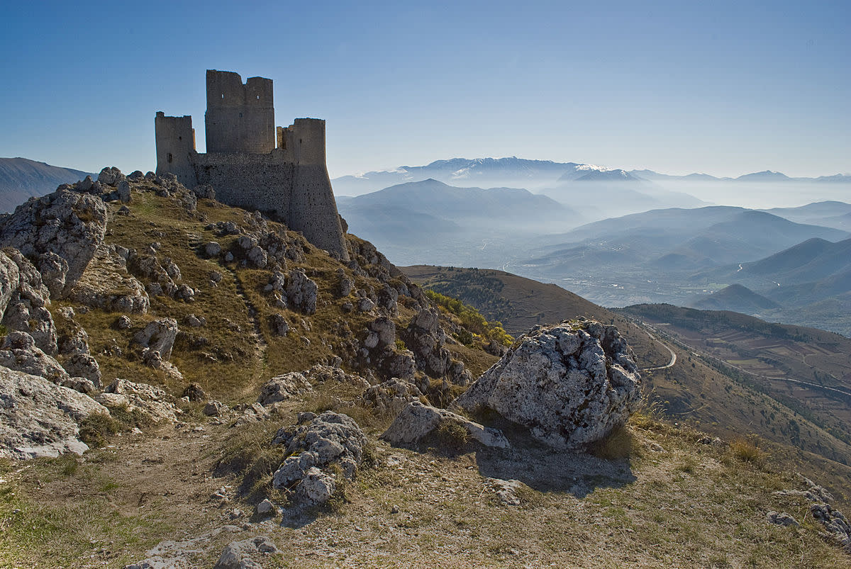 The Fortress of Rocca Calascio in Abruzzo, Italy - HubPages