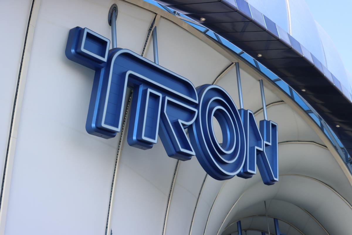 Footage of 'TRON' Ride at Night Is a Mindbending Trip - WanderWisdom News