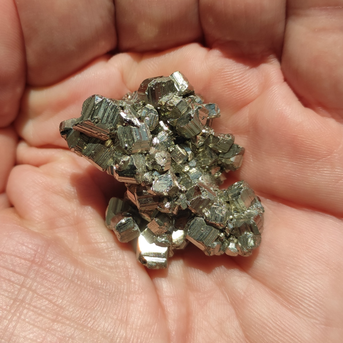 People Claim This Rock Found in Africa Actually Produces Electricity ...