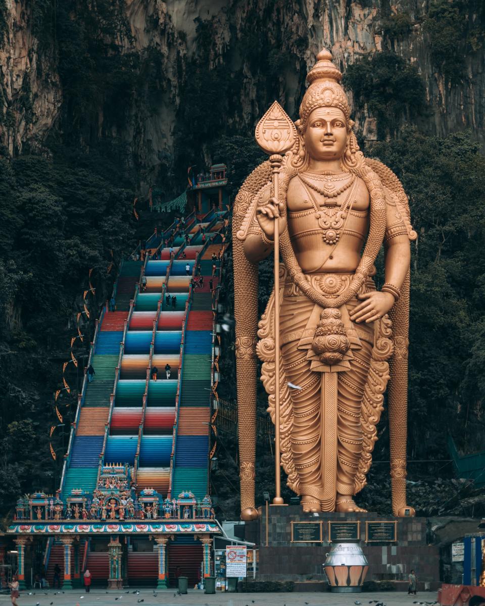 Explore the Malaysia's Mysterious Batu Cave and the Amazing Golden ...