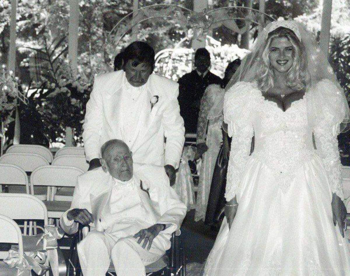 Anna Nicole Smith: The Tragic Life of a Pop Culture Icon - HubPages