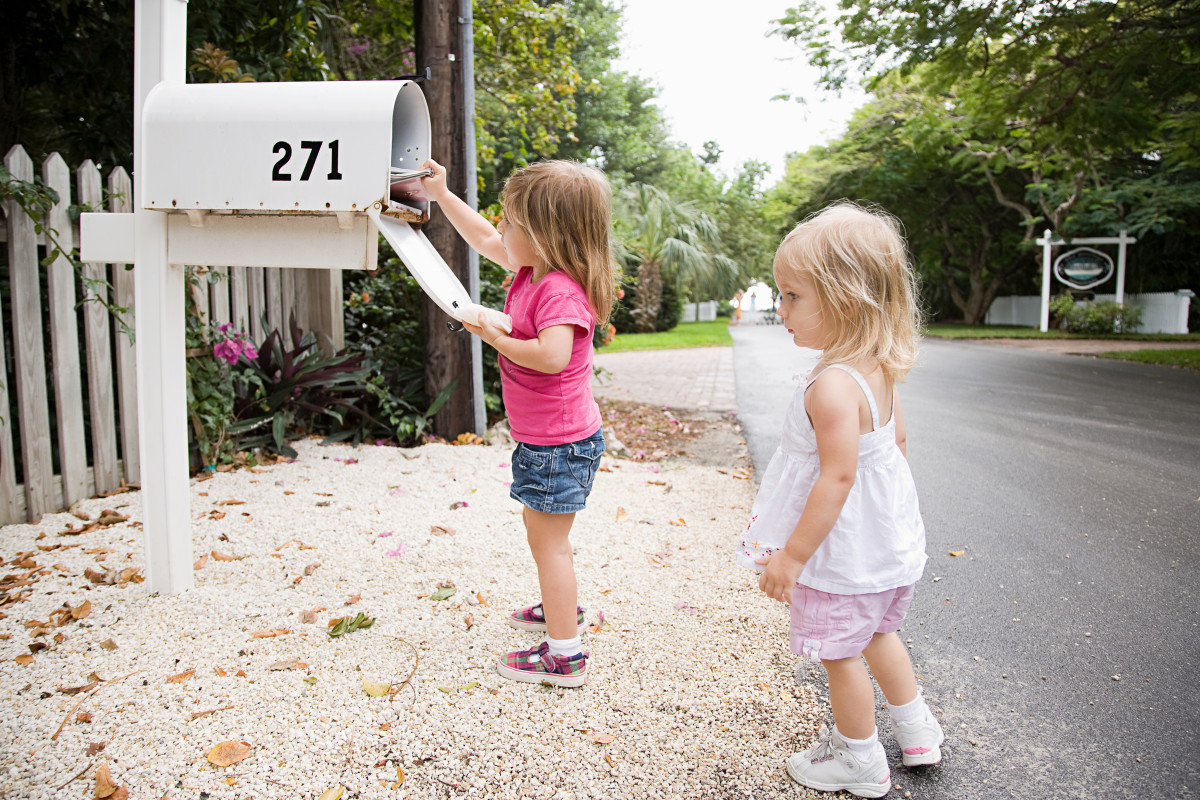 Toddler Is So Obsessed With Mail Her Dad Has to Fake It - WeHaveKids News