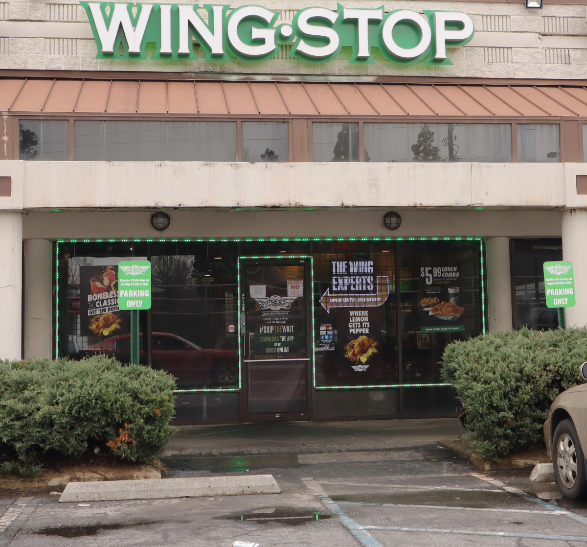 Guy Gets Stuck in the Bathroom at 'Wingstop' and Complete Chaos Ensues - Delishably News