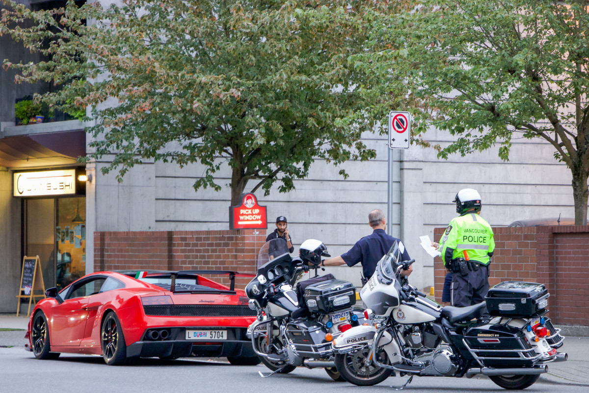 Man S Reaction To Impatient Driver Breaking The Law In Front Of A Cop