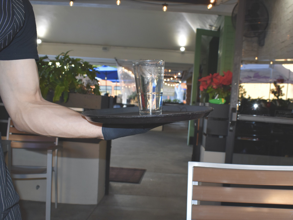 How to Tip at a Semi-Service Restaurant - Delishably