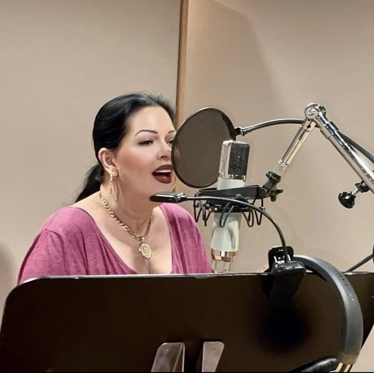 Nicole Daciana Anderson ~ A Multi-Platinum Songwriter's Journey - HubPages