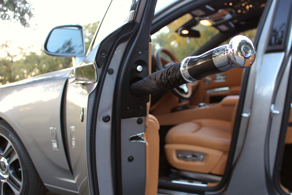 Man Shows Off Luxurious Rolls Royce Back Seat - HubPages