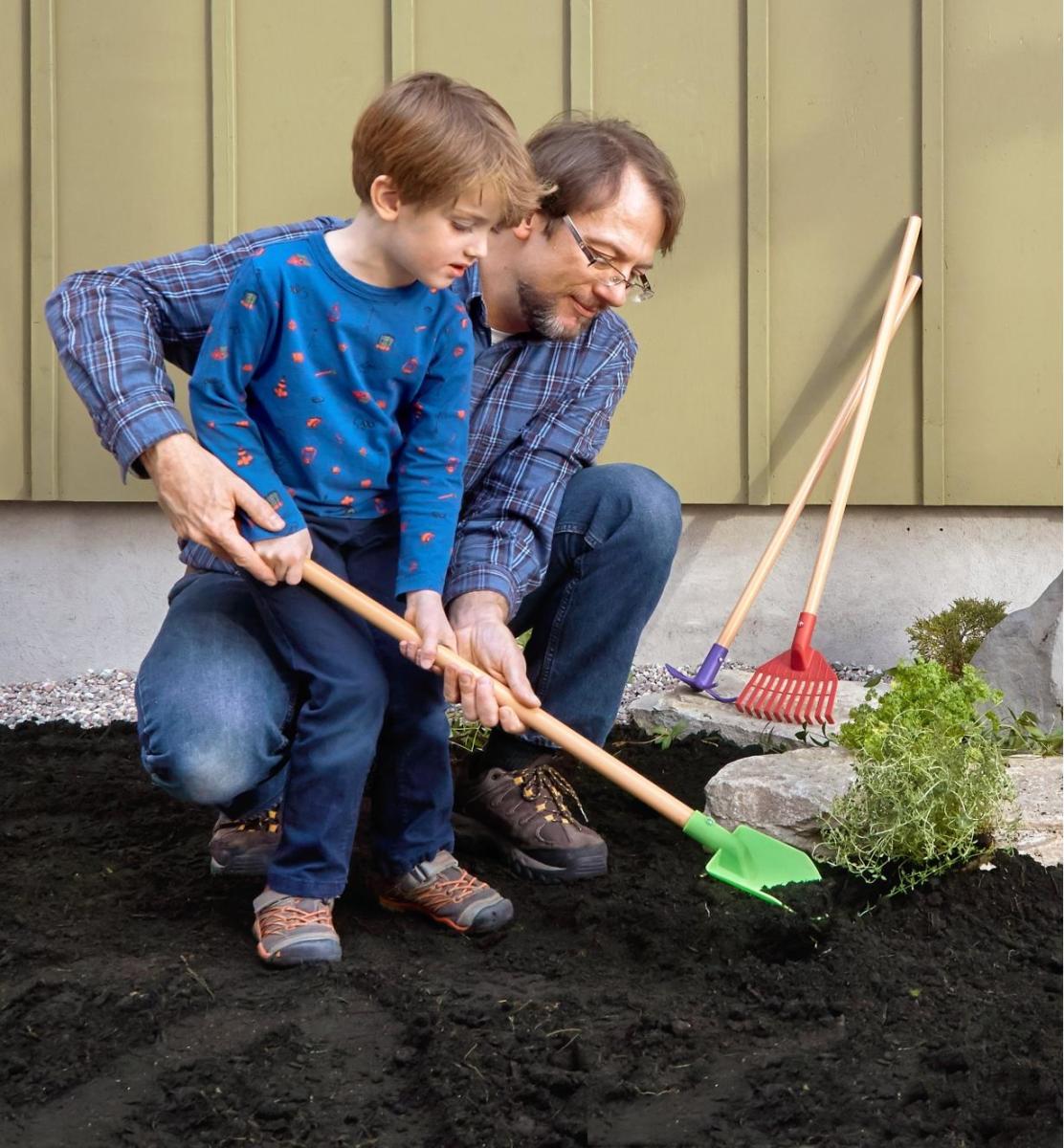 How to Teach Kids to Love Gardening by Growing Berries - HubPages