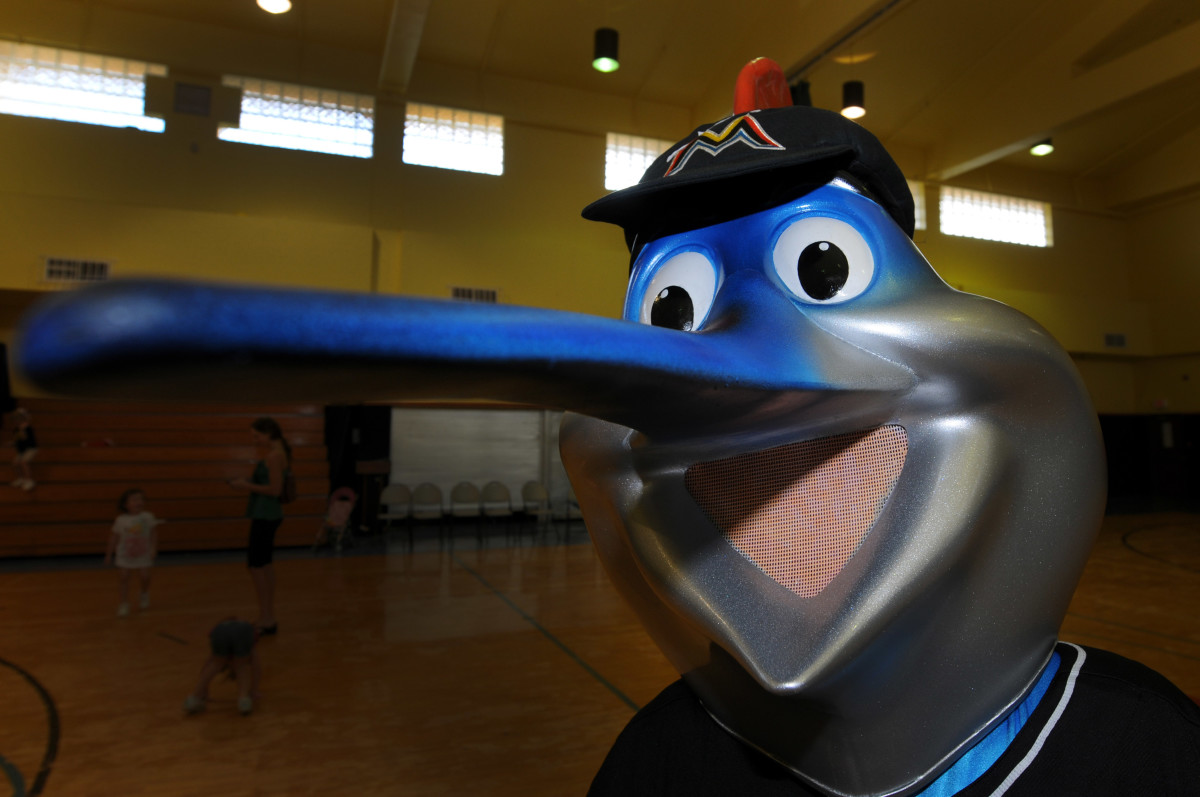 The Seven Most Famous MLB Mascot Incidents - HubPages