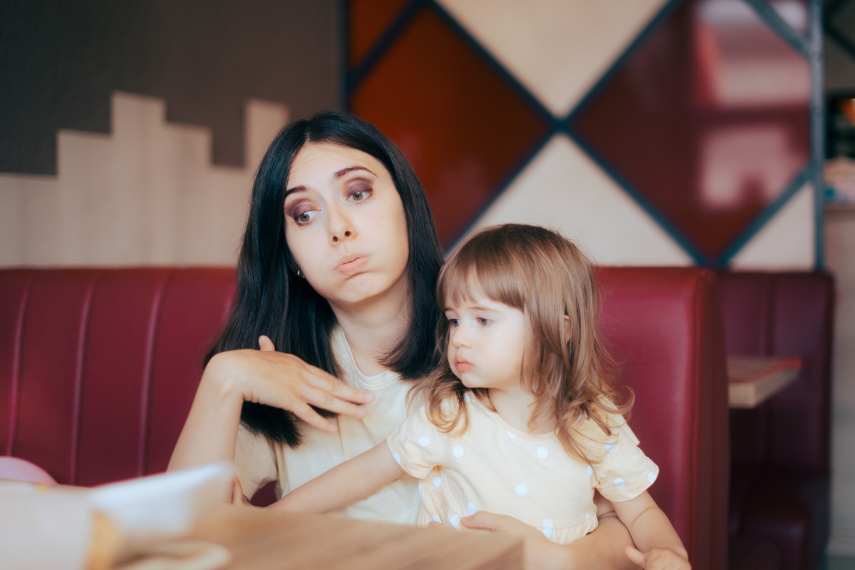 Womans Parody Of A Mom Eating At A New Restaurant Is Hilariously