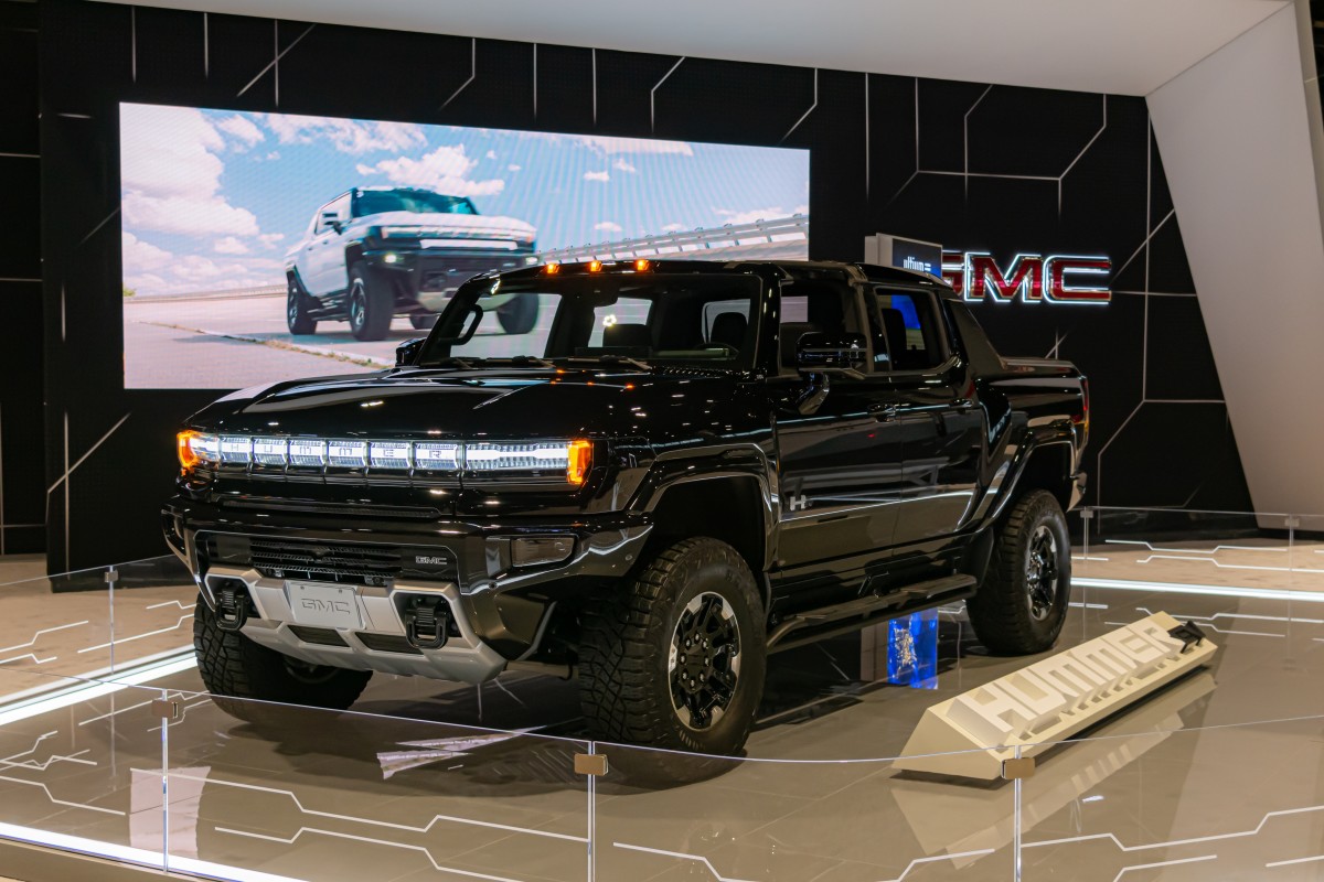 Man Shows off How He Can Charge Two Electric Hummers at Once Using ...