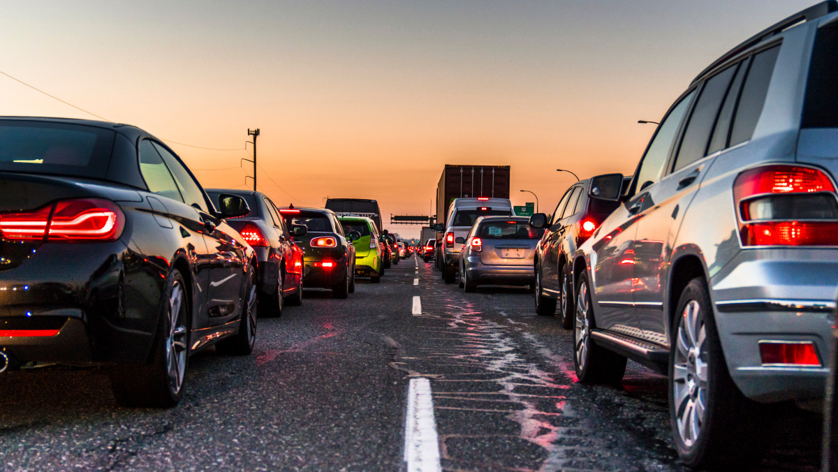 Car Attempts to Cut in Line in Traffic and Everyone Works Together to ...