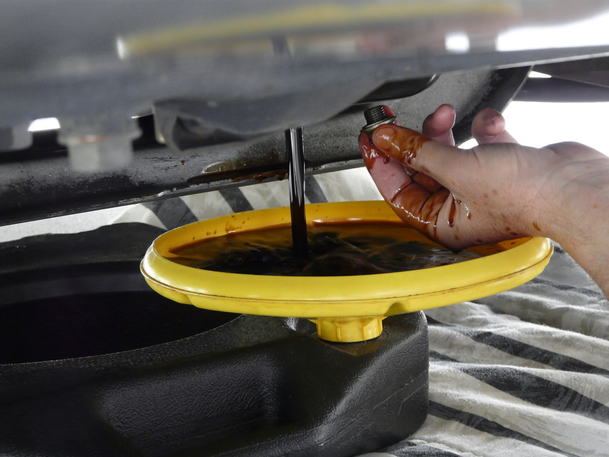 Female Mechanic Shows off Brilliant Oil Change Hack To Prevent Mess ...