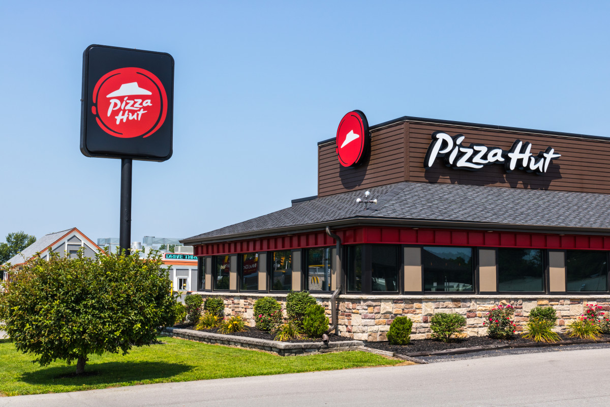 Pizza Hut Is Bringing Back an Old Favorite and Fans Are Ecstatic ...