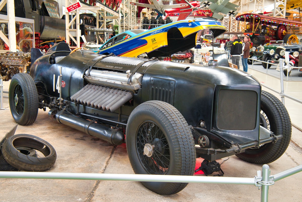 Jaw-Dropping Footage of a Packard-Bentley V12 Engine Roaring to Life ...
