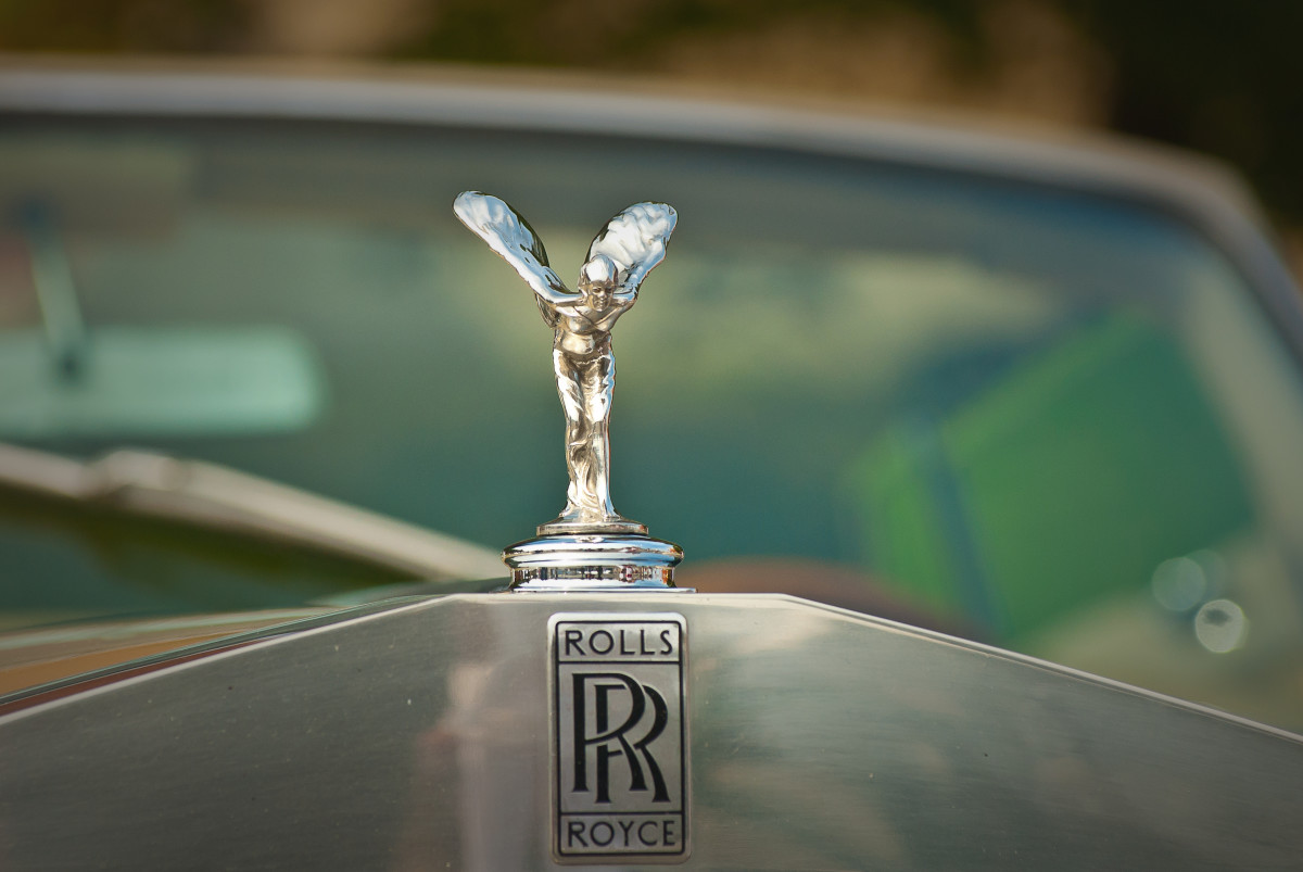 Car Reviewer Breaks Down Why the Rolls-Royce Spectre Is a Car for the ...