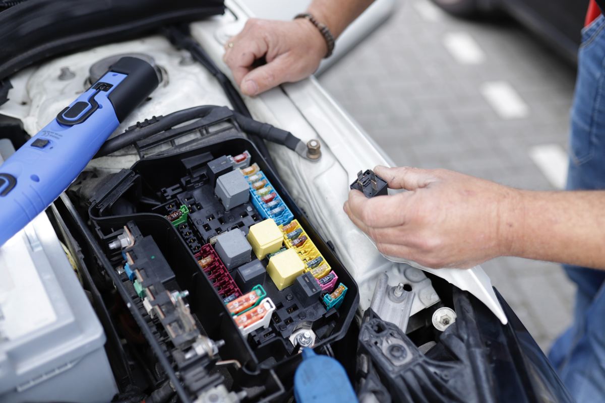 Mechanic’s Inventive Hack for Retrieving Tool He Loses in a Car’s ...