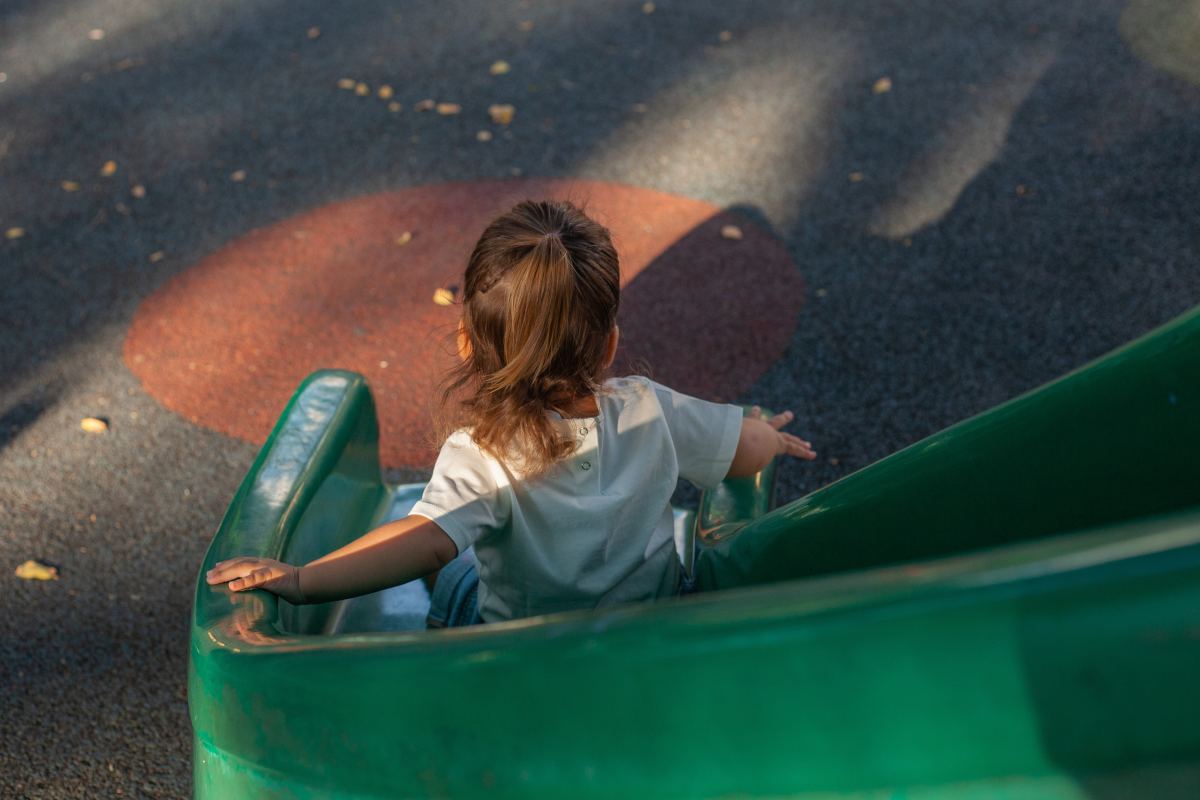 Toddler Thinks She Can Slide Down the Sidewalk Ramp and It's Priceless ...