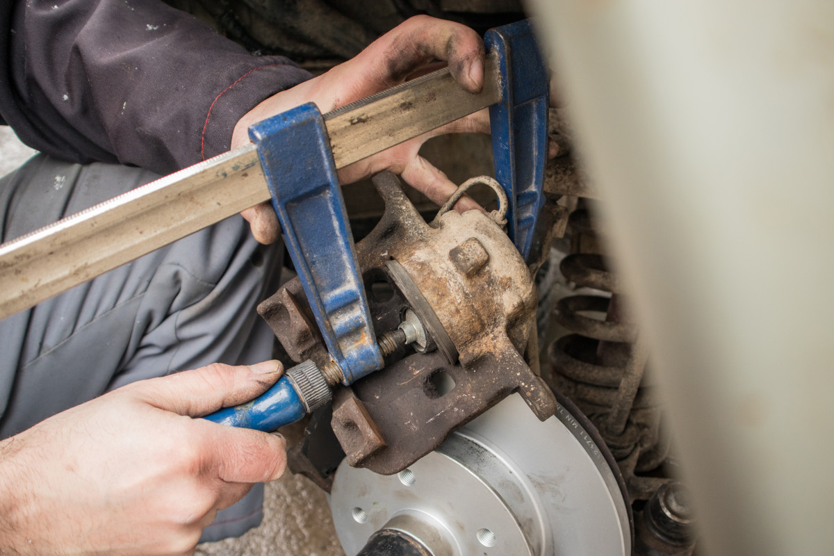 Life Hack for Installing Brake Pistons as Taught by a Mechanic Makes ...