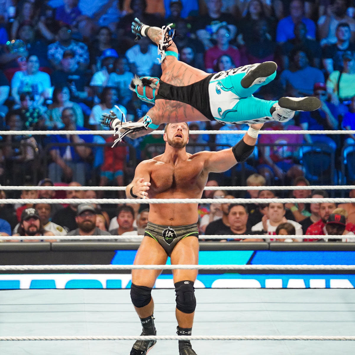 WWE Friday Night Smackdown: The Usos Betray Solo Sikoa, A Surprise ...