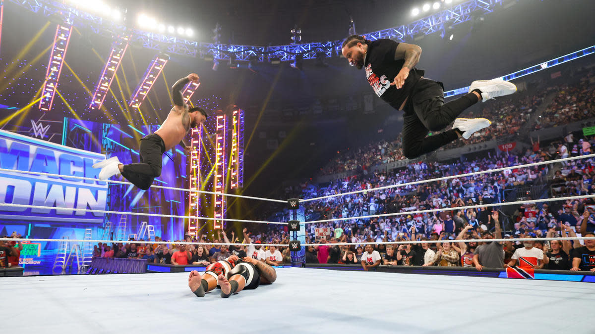 WWE Friday Night Smackdown: The Usos Betray Solo Sikoa, A Surprise ...