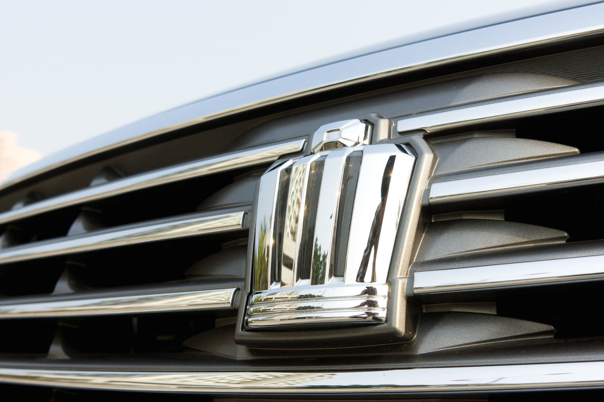 Car Reviewer Breaks Down Why the Toyota Crown Is Their Best Sedan ...