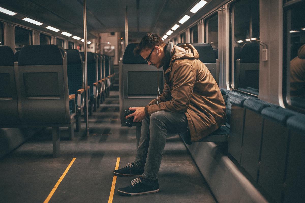 Phubbing is hurting our relationships. What are its dangers, signs and ...