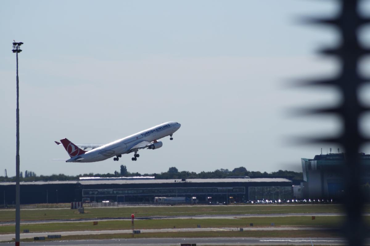 Video of Airplane With What Appears to Be Duct Tape on the Wing Has Us ...