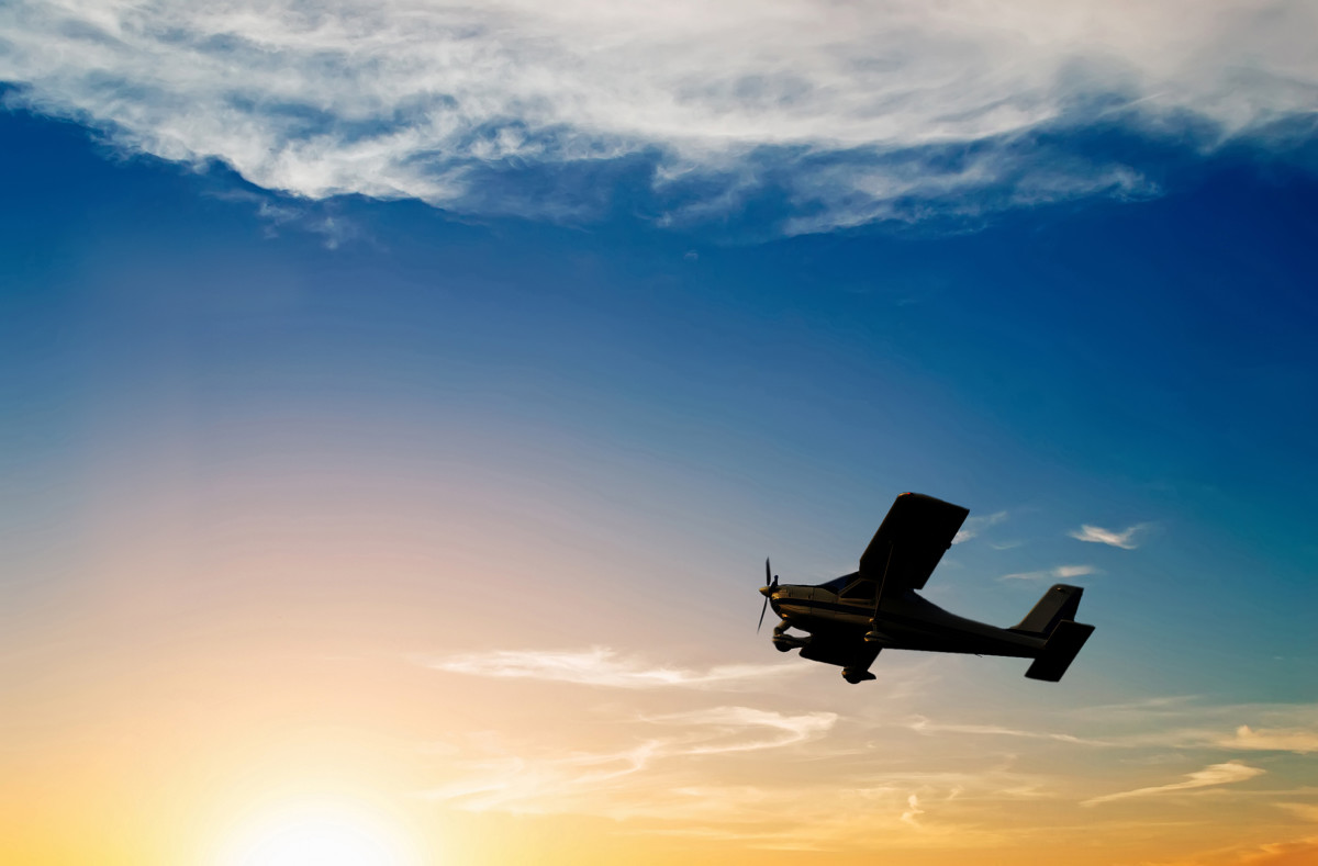 Video of Plane in Michigan Appearing to Stand Still in the Sky Is Just ...