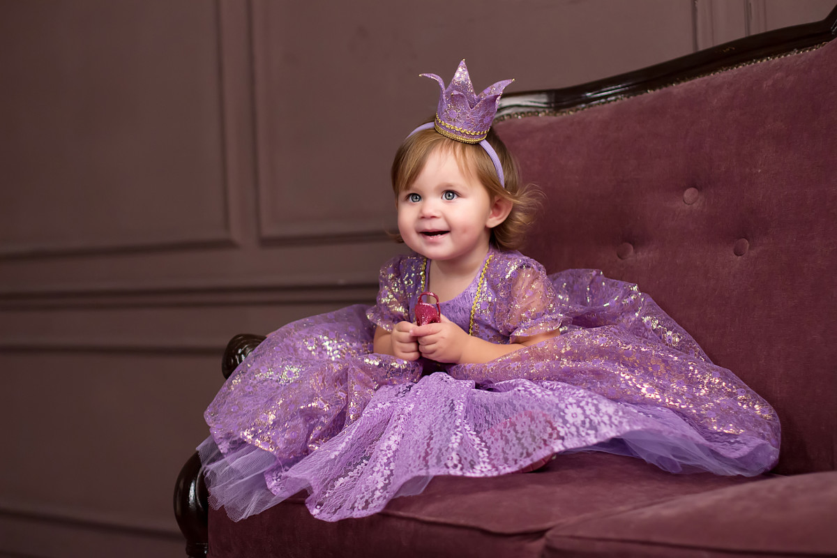 Watch Little Girl Swoon Over Her Own Reflection After She Catches a ...