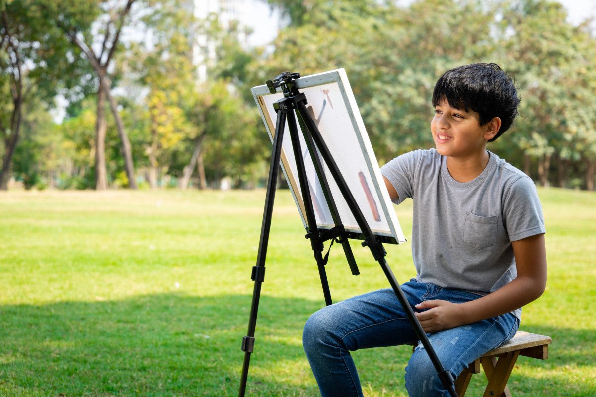 Little Boy Proudly Shows Off His Art at Festival - WeHaveKids News