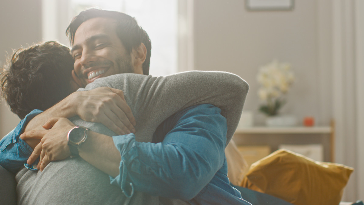 Brothers Reunite After 8 Years and Their Long Hug Will Move You to ...