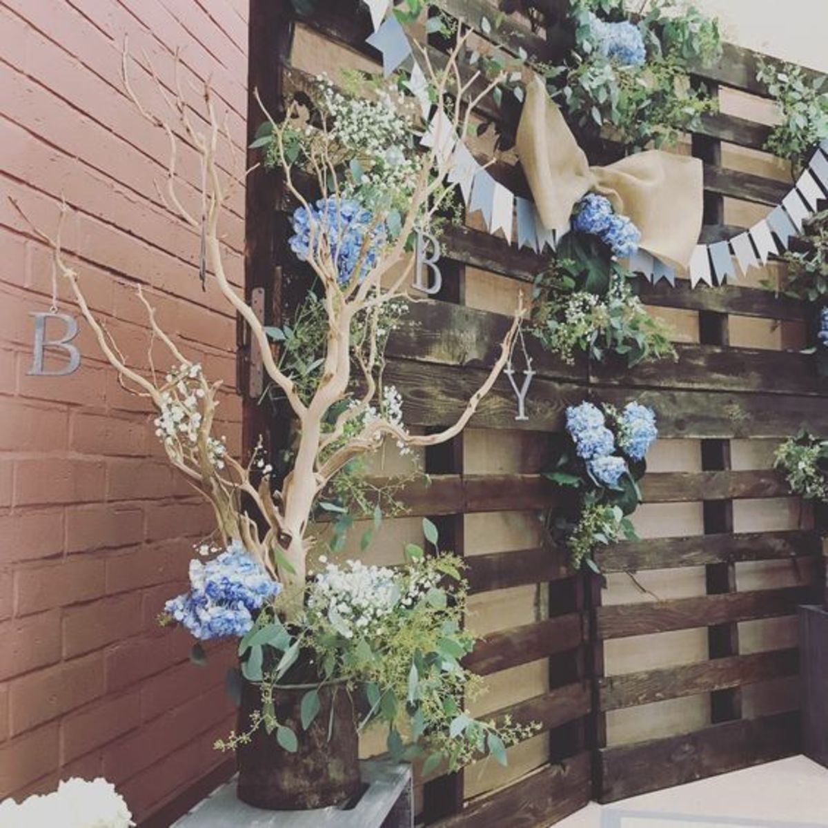 35+ Awesome DIY Pallet Background Ideas for Baby Showers and More ...