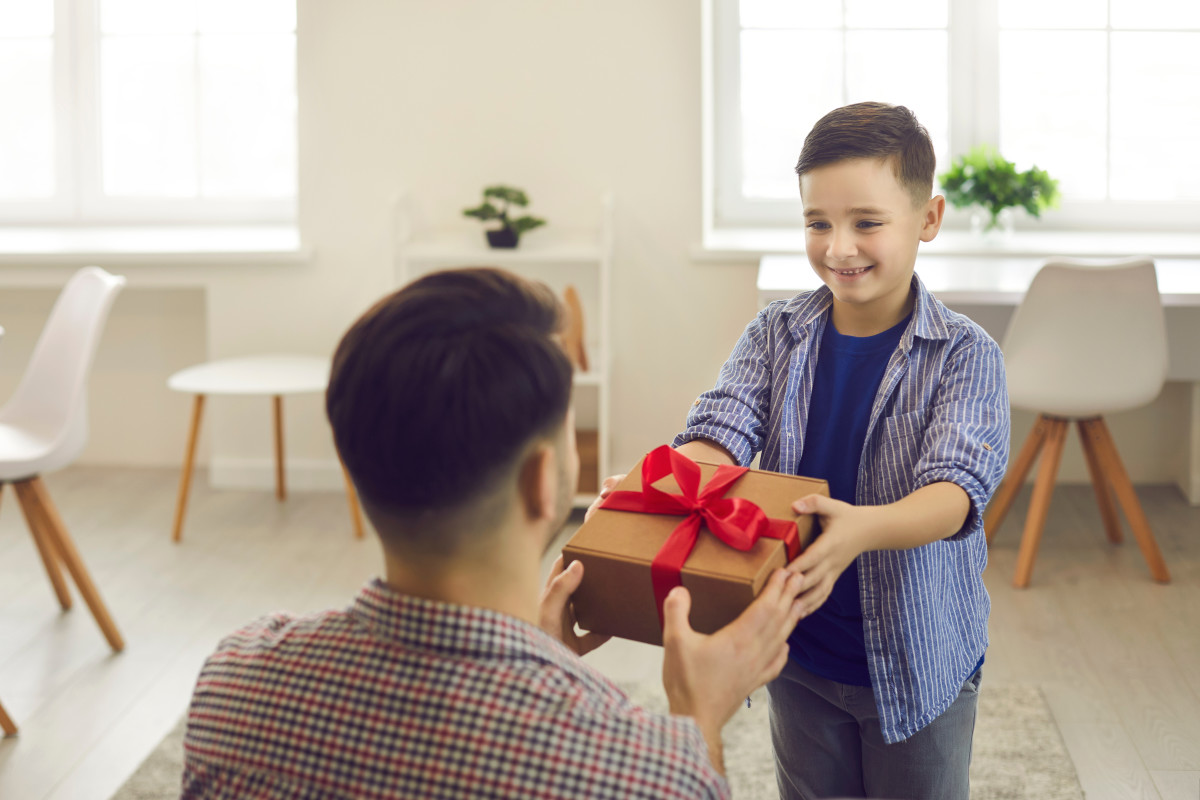 Son Saves Over $500 and Buys His Dad an Epic Gift He’ll Never Forget ...