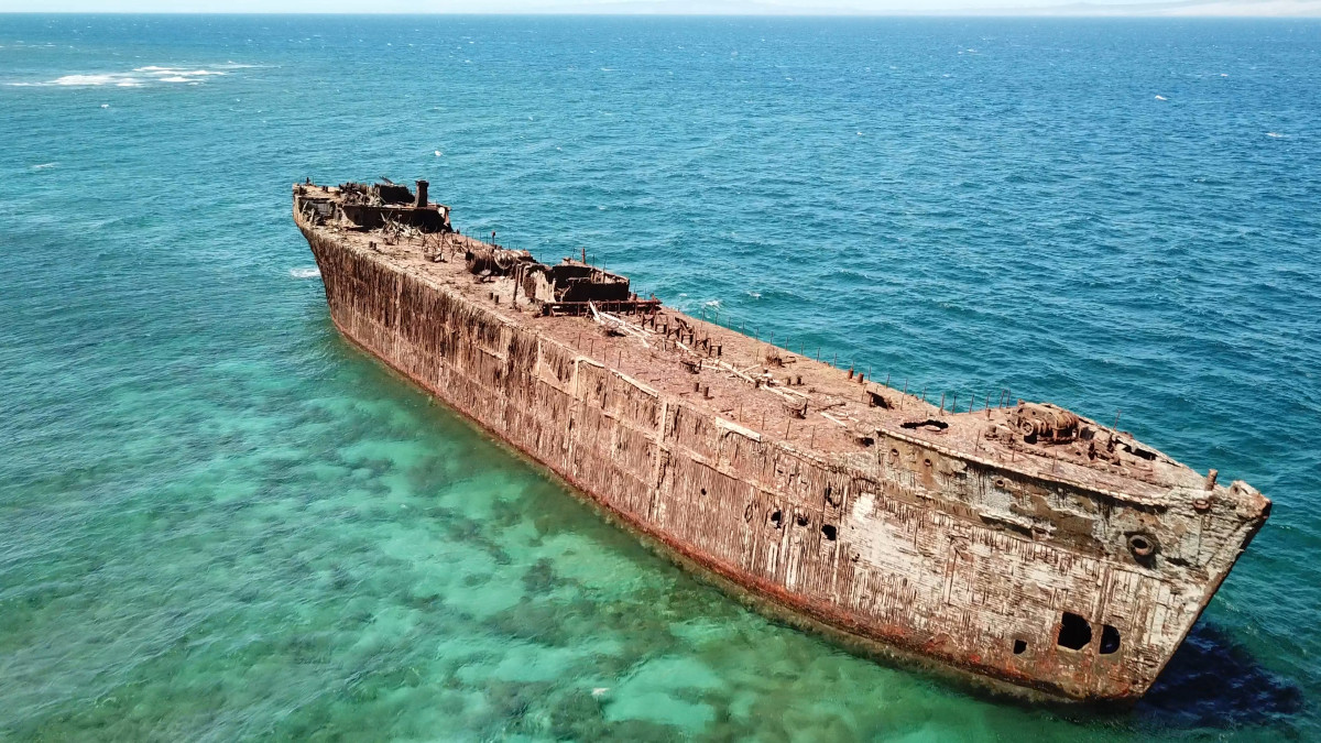 Video of People Jumping Off Abandoned Shipwreck in Turks and Caicos Is ...