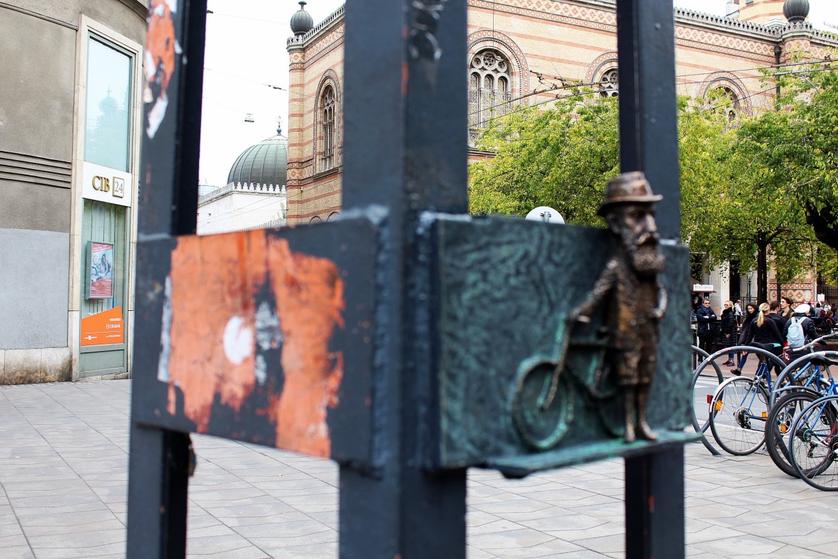 Only in Budapest: Special Hidden Mini-Statues Are The Coolest Street ...