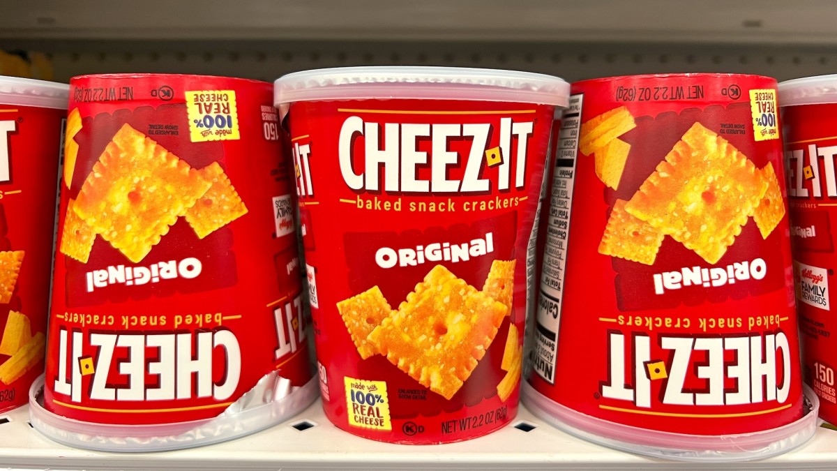 Toddler Girl Has Genius Way of Eating Cheez-Its - WeHaveKids News