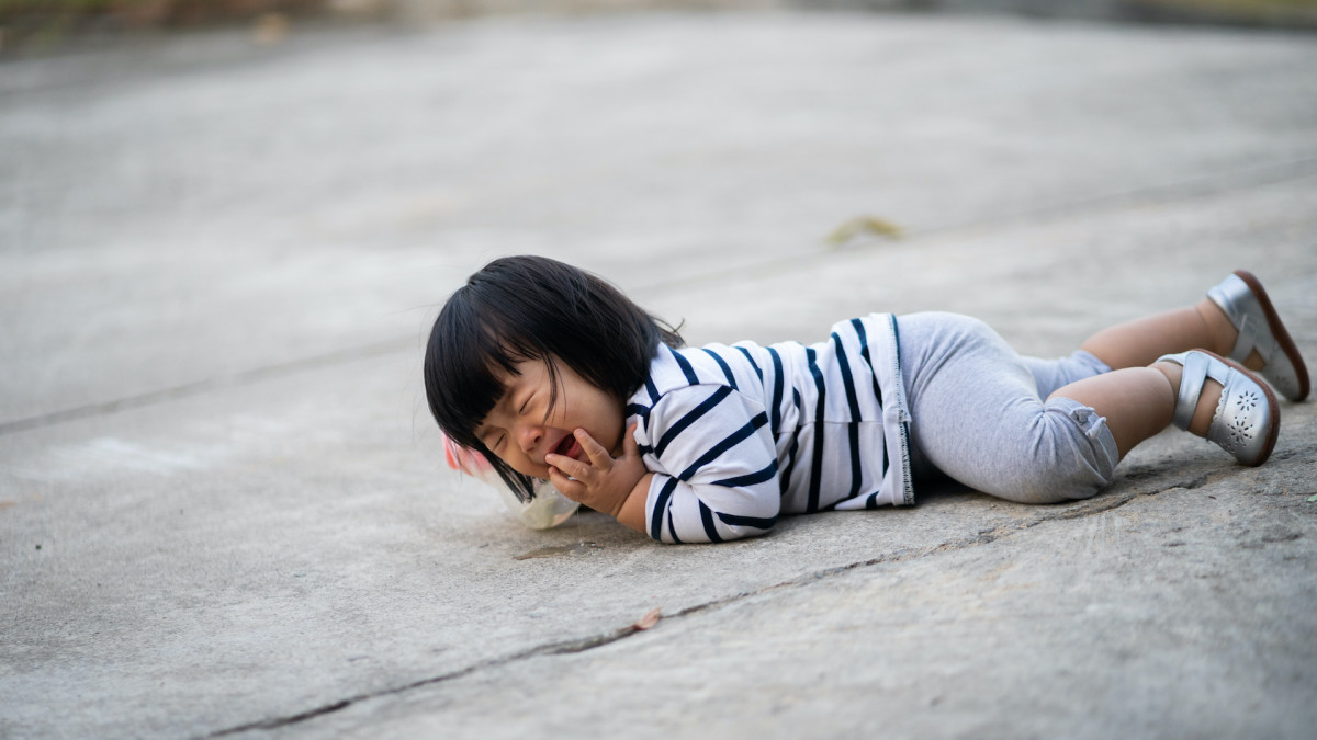 Dramatic Toddler Fakes Falling Down and It’s the Performance of a ...