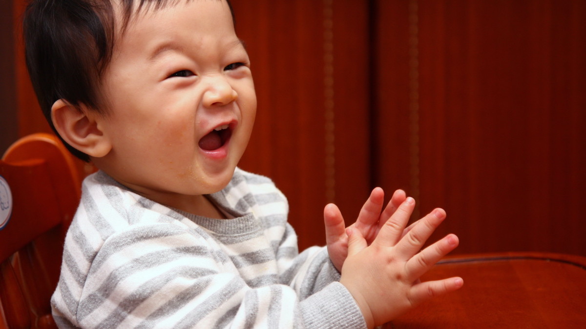Baby Learns How to Clap and Hilariously Practices at All Hours of the ...