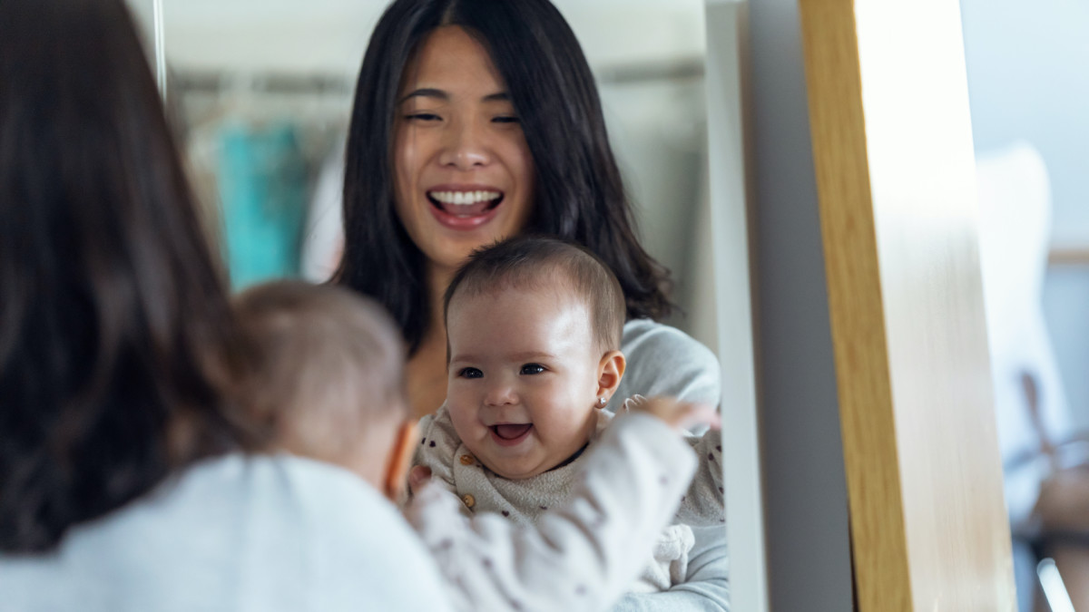 Baby's Wide-Eyed Reaction to Seeing Herself in the Mirror Is Priceless ...