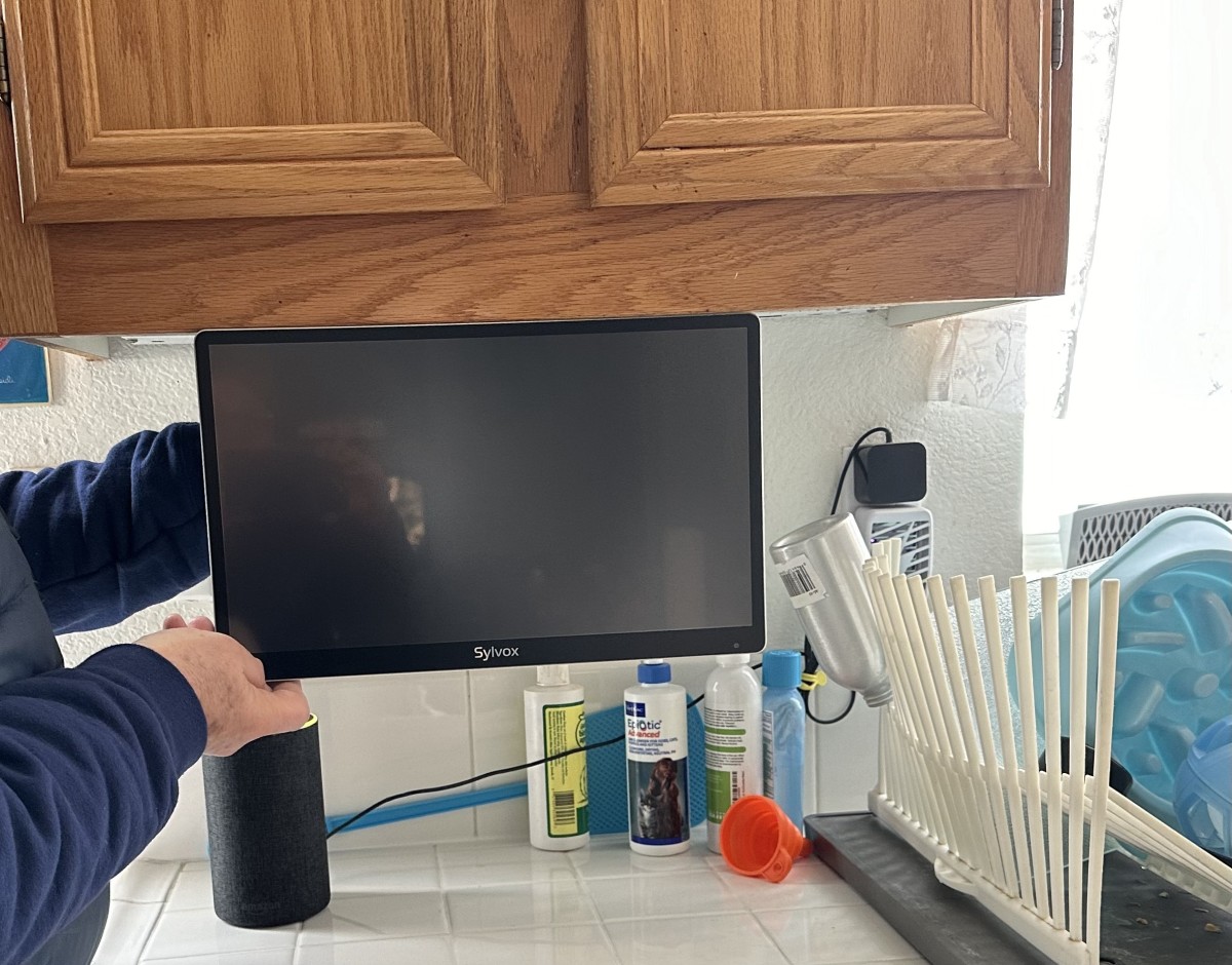 Your Kitchen TV: The Sylvox 15.6" Under Cabinet Kitchen TV - HubPages