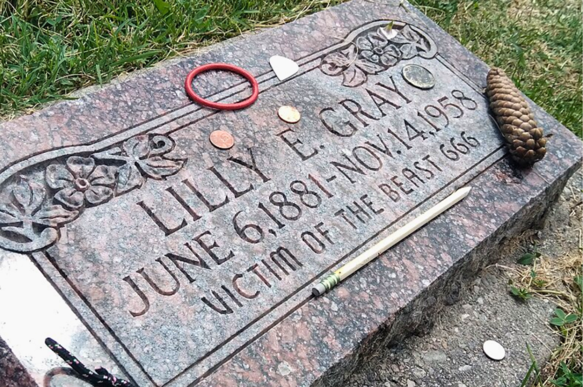 10 Unique Gravestones With Fascinating Stories - WanderWisdom