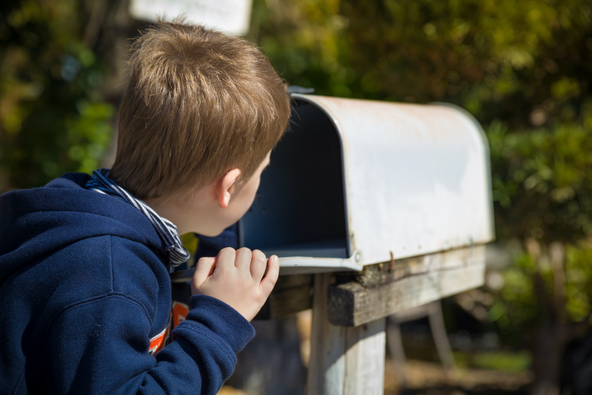 Little Boy Gets Sweet Surprise From Mail Carrier and His Reaction Is ...
